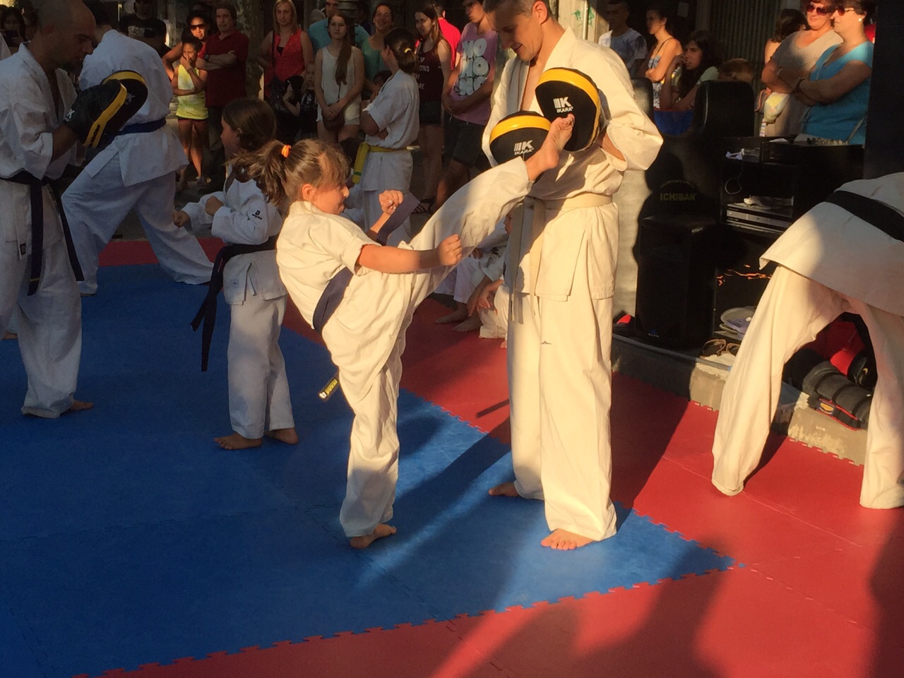 HUKUTSU DOJO: EXHIBICIÓN KYOKUSHIN KARATE SHOPPING NIGHT 2015