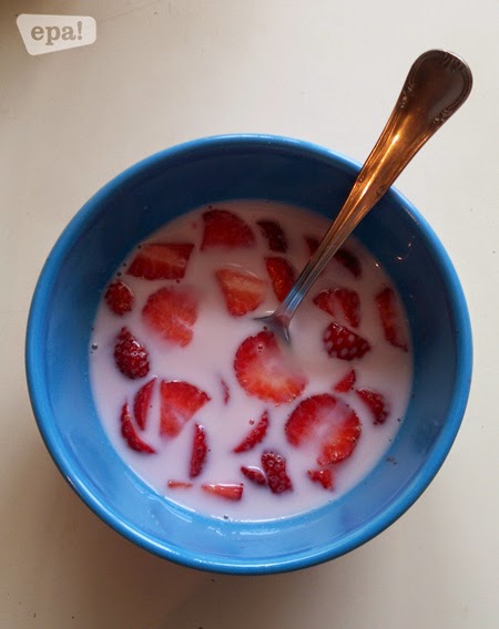desayuno de domingo: Fresas con leche (casi como en el verano de mi ...