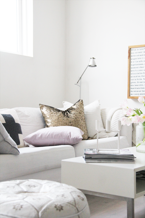 Keltainen talo rannalla: Valkoista tyyliä