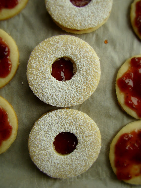 Peekaboo jam cookies