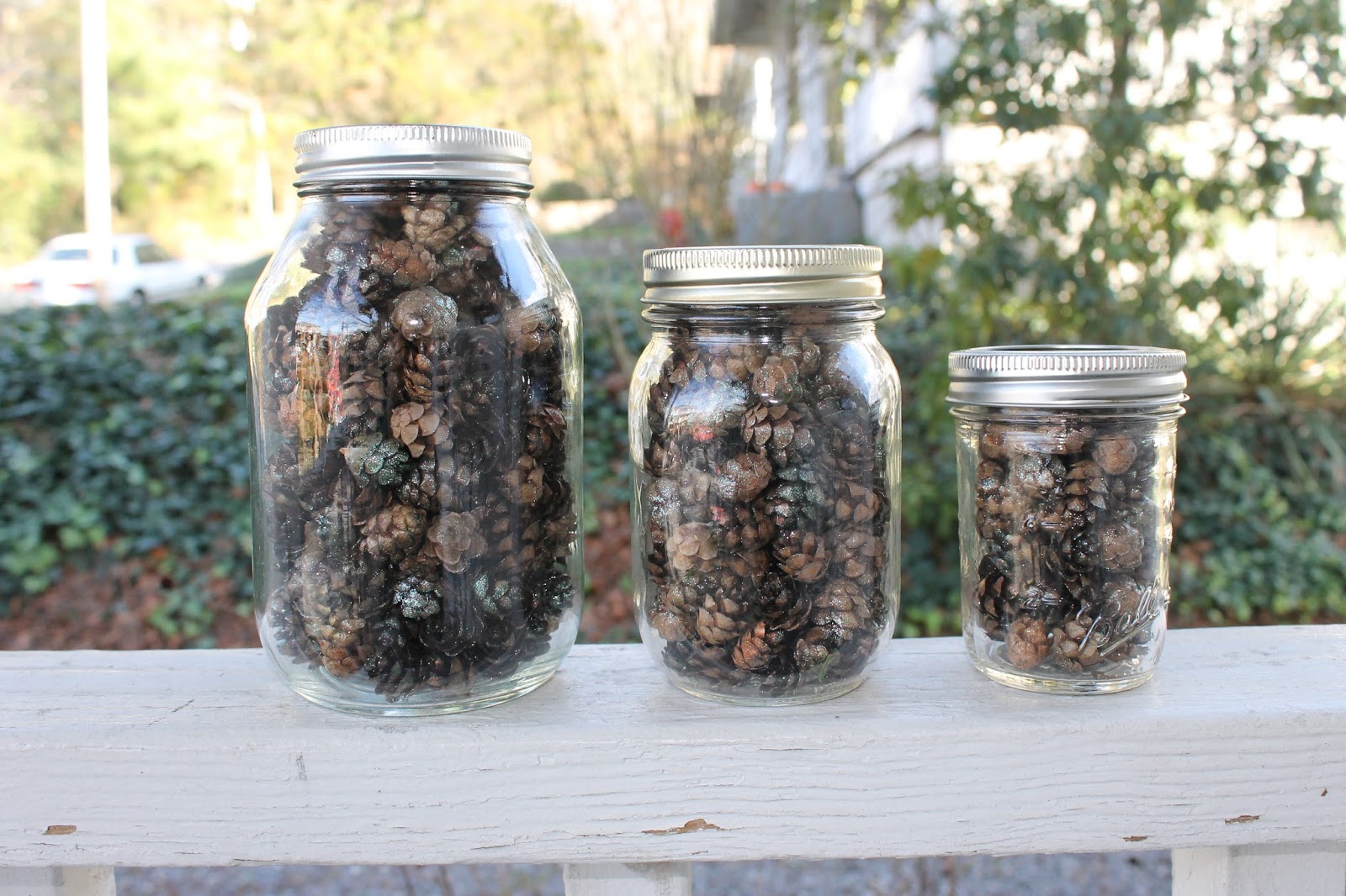 The Feisty Redhead: Quick DIY Glitter Pine Cone Mason Jar Centerpieces