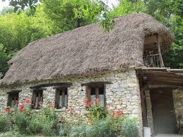 L'ARCHITETTURA DEI CASONI. Colpo di fantasia o eredità culturale?