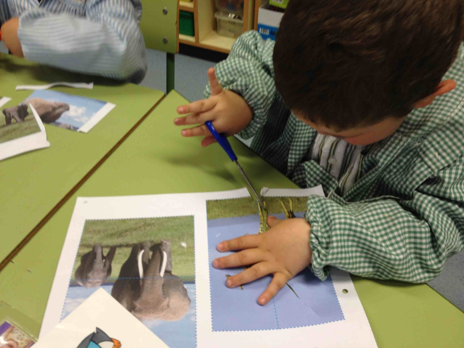 Libretas de colores: ¡QUE DIFICIL ES CORTAR CON TIJERAS!