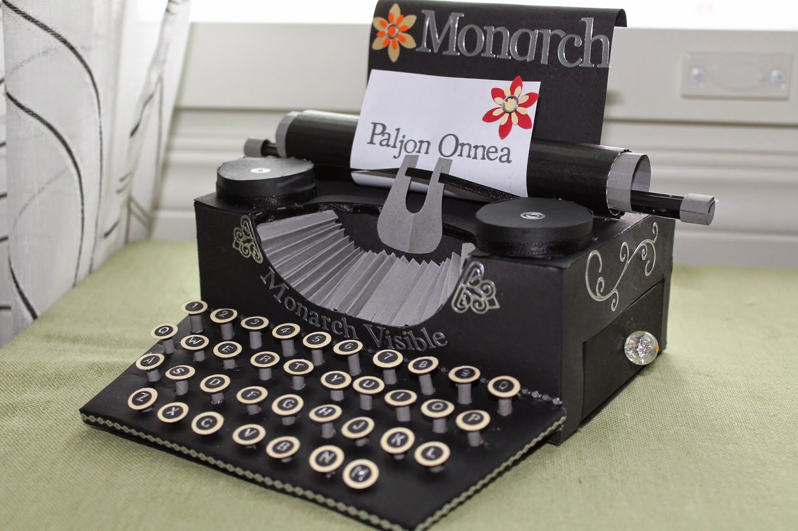 Paperinpyörittäjä vapaalla: Vanha kirjoituskone / Antique typing machine