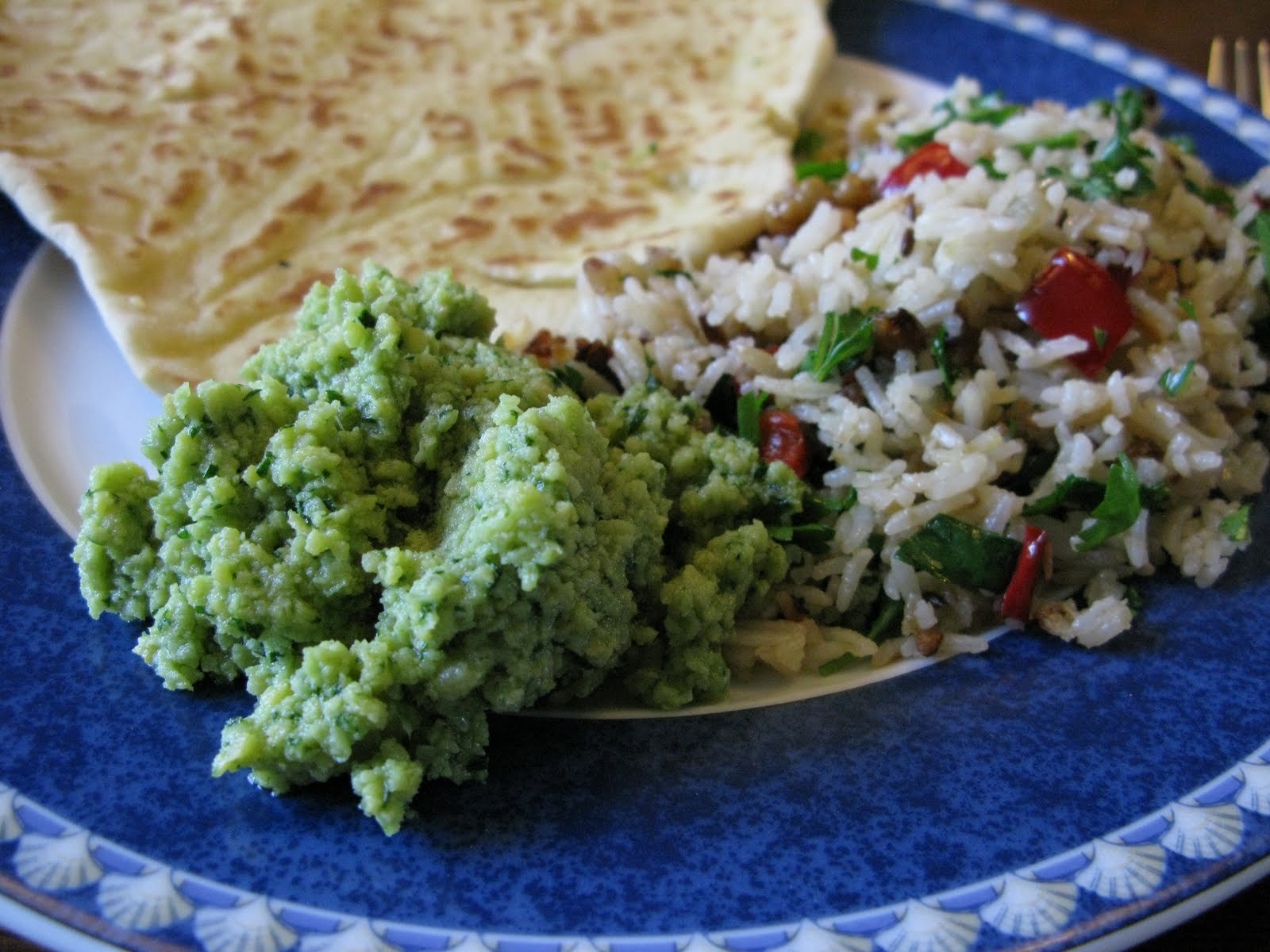 Grøntsagspigen: Rissalat eller Pilaf, med pandebrød og Ramsløg Hummus