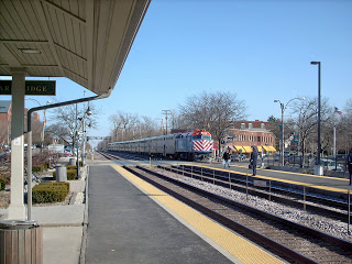 Eddie's Rail Fan Page: Westbound Metra local commuter train, arriving ...