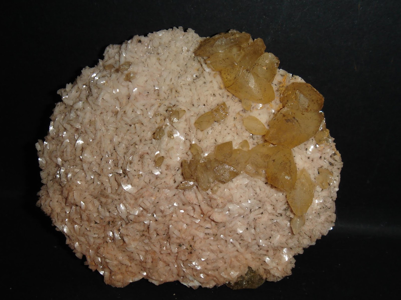 MineralesDB: Dolomita y calcita, Canteras de Camargo, Cantabria, España