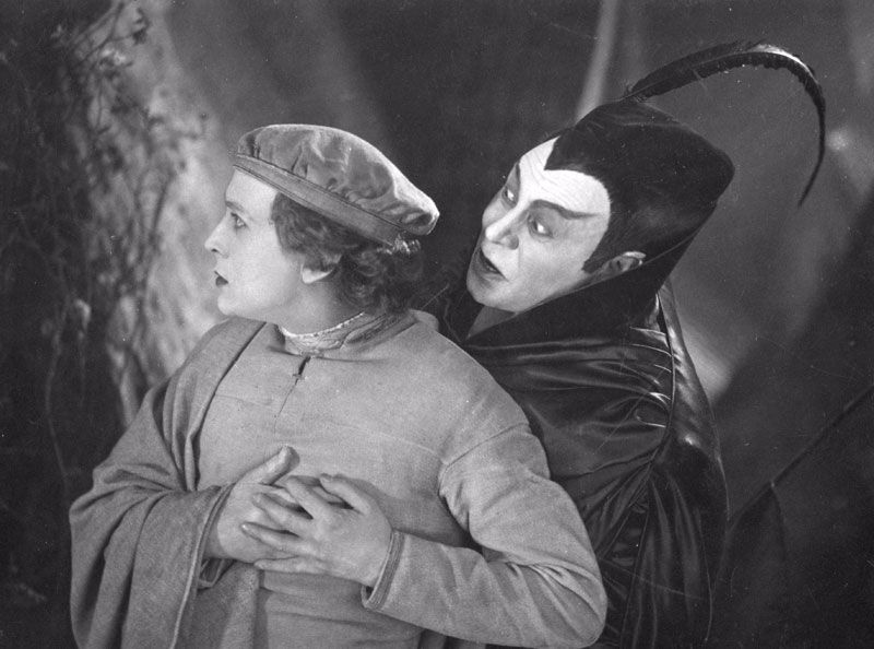 37 Amazing Pictures That Capture the Scenes of 'Faust' Movie in 1926 ...