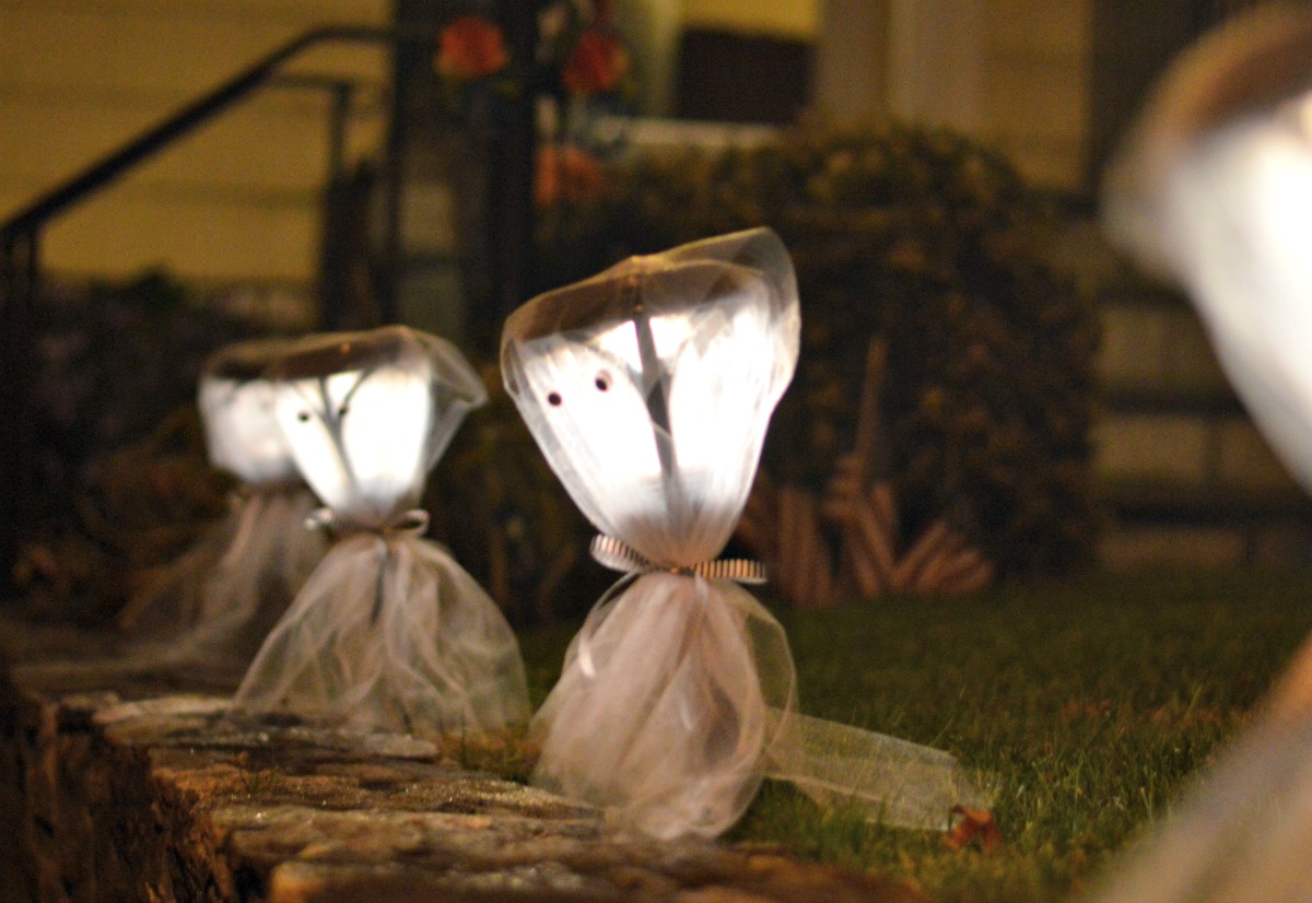 Sensing Serendipity: DIY: Boo-tiful Lamp Post Ghosts