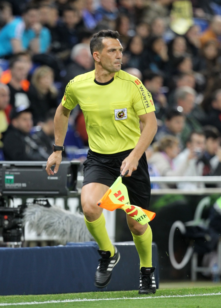 MUNDO DEL ARBITRAJE: Entrevista al árbitro asistente de Primera ...