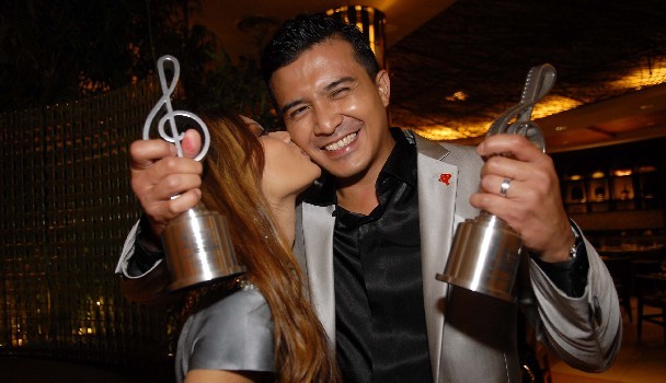 LUV OF MY LIFE: Aaron Aziz Menang Anugerah Artis Paling Popular ABPBH 2011
