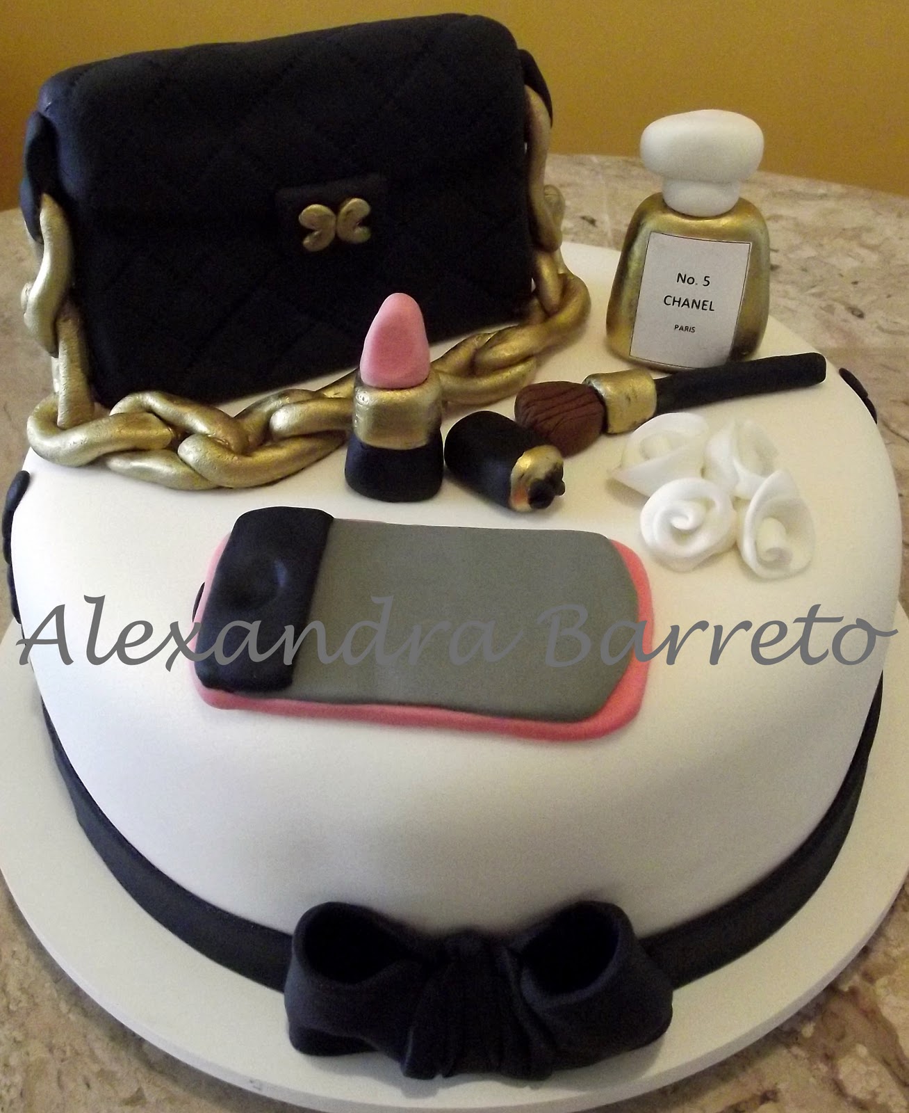 Alexandra Barreto Confeitaria Personalizada: Bolo "Perua" Chic