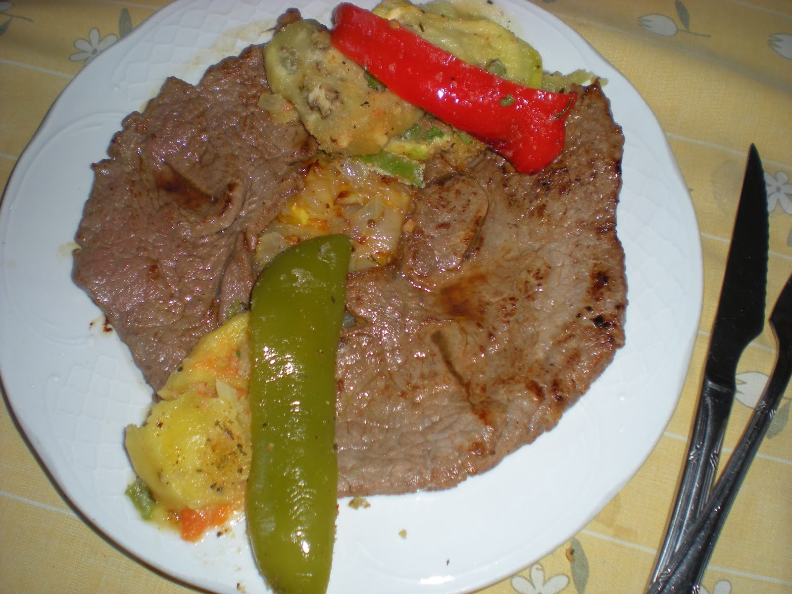 elrincondeatalaya3: Filetes de añojo con verduras a la provenzal.