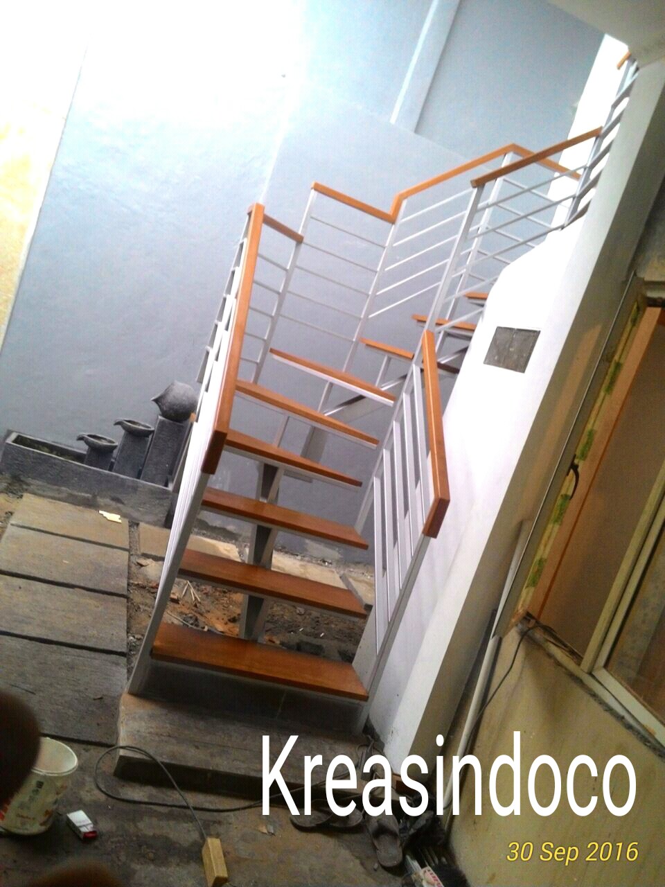 Pemasangan Tangga Besi Trap Kayu di Ciawi Rancamaya Rumah Bu Irma