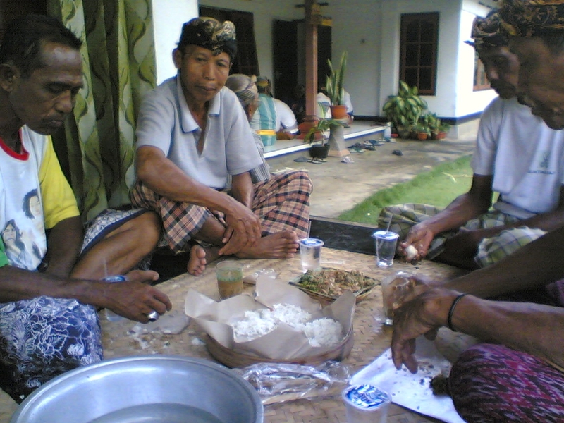 Magibung / Megibung | Cultures of Denpasar | Learn and recognize about ...