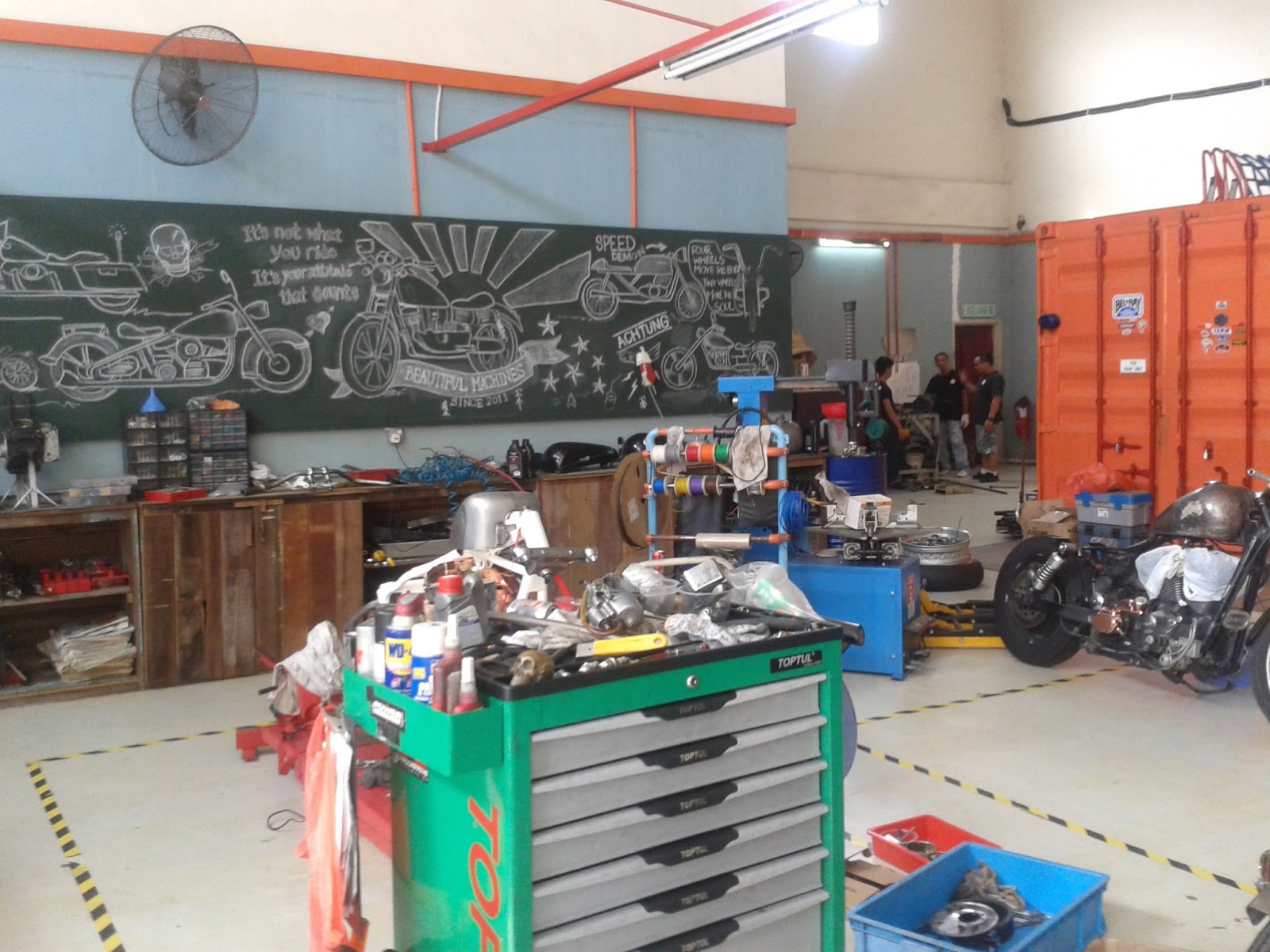 81colours: beautiful machine garage