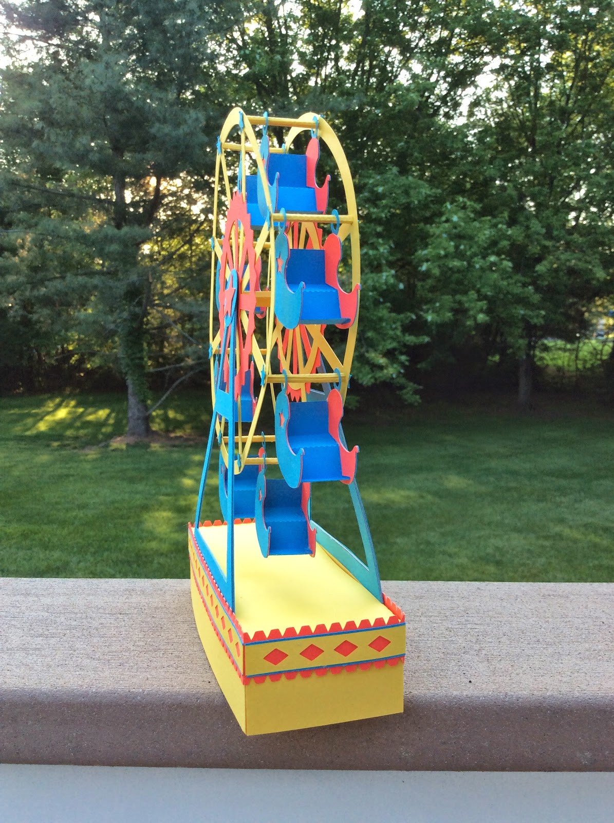 Papercrafts and other fun things: A Paper Ferris Wheel That Really Spins