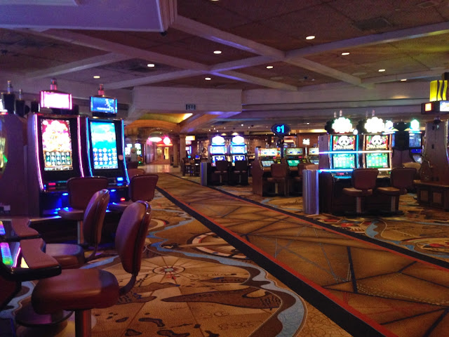 Royal Flusher Vegas: Moon Me Over Macho Grande