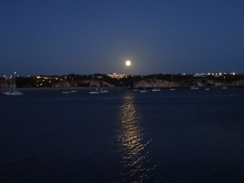 Observando a magia do Luar VIAJAR é alargar os nossos horizontes ...