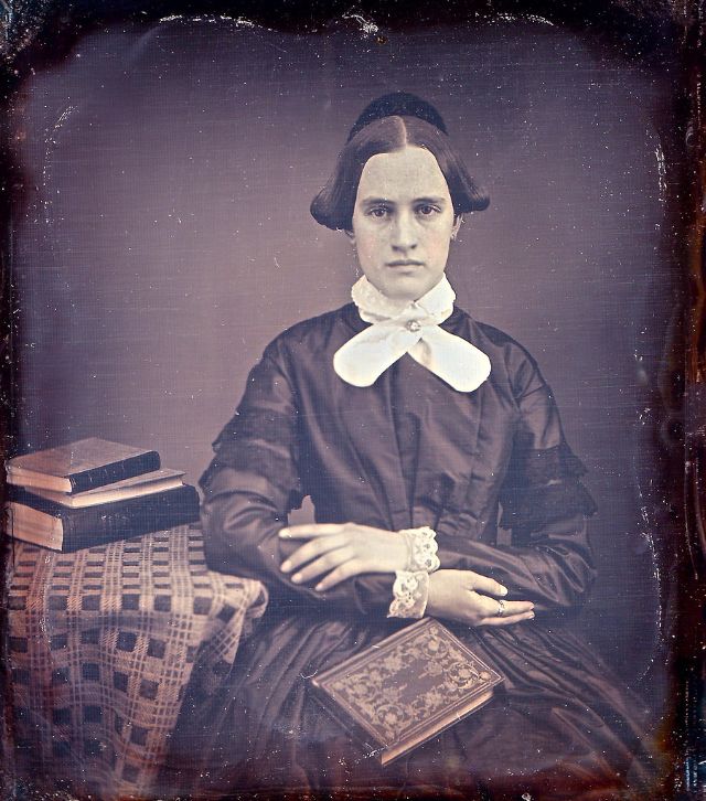 Lady in Style – Glamorous Photos of Fashionable Women in the Mid-19th ...