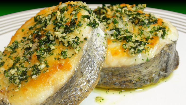 Pescado, ensalada y agua: Merluza a la plancha con perejil y ajo