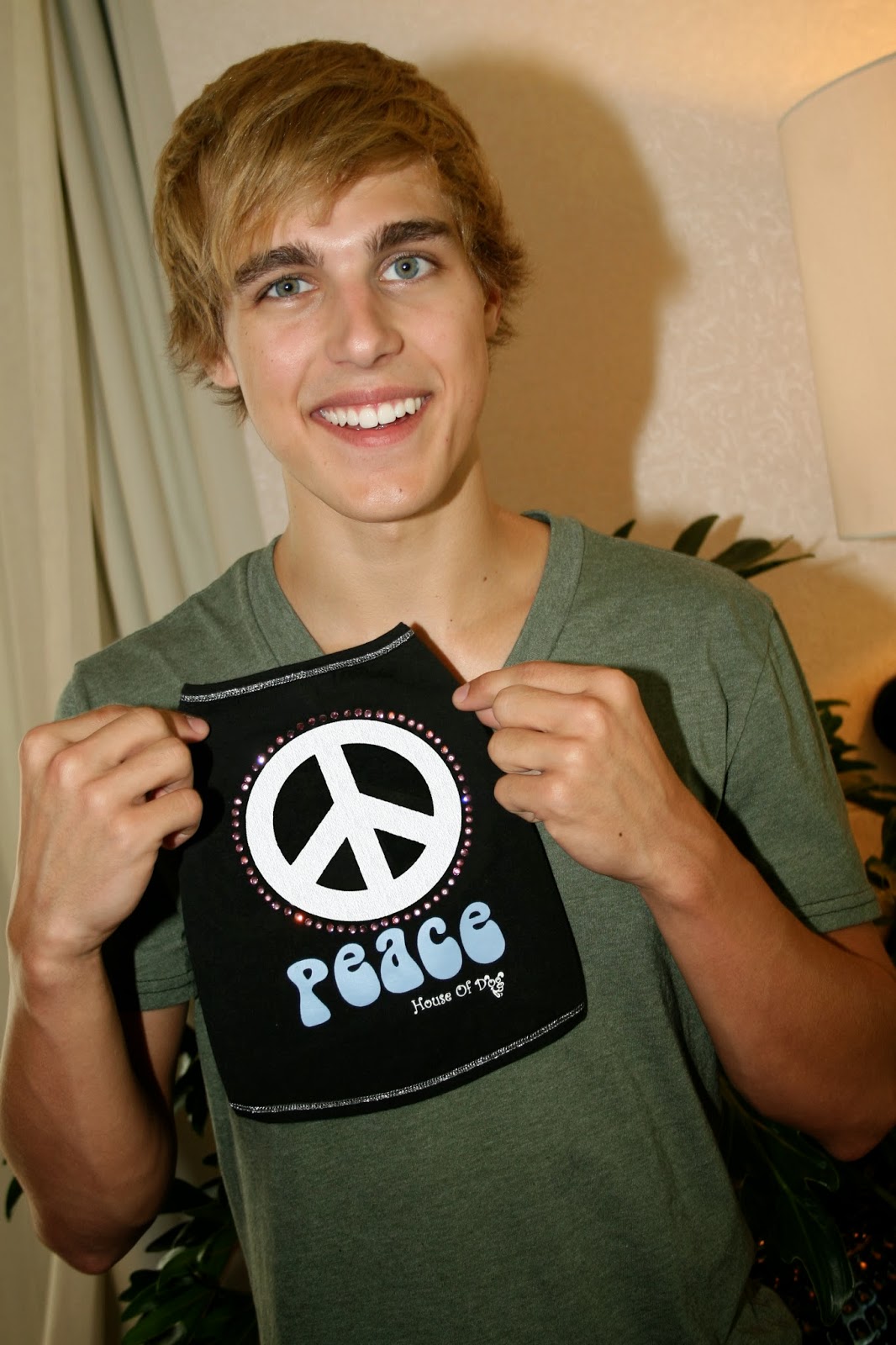 NOTICIAS Y EFEMERIDES MUSICALES Y DEL CINE: HACE 26 AÑOS, NACE CODY ...