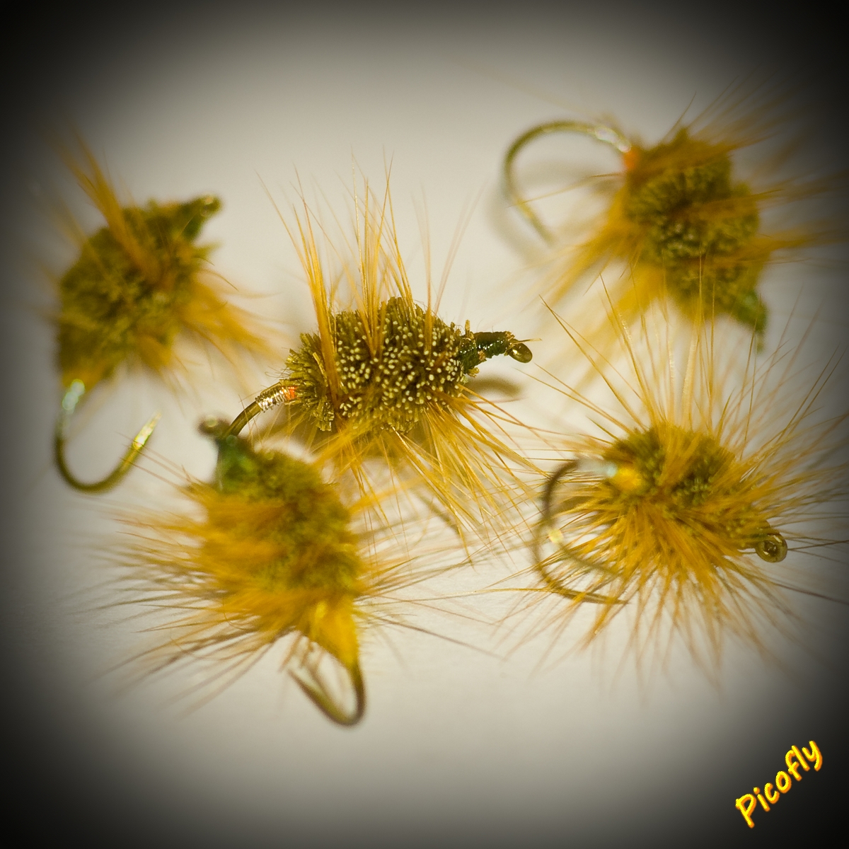 MONTAJES DE MOSCAS PASO A PASO DE PICOFLY: Pompón de pelo de ciervo