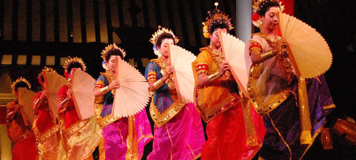THE GRACEFUL PAKARENA DANCE FROM MAKASSAR ﻿ - Tourism Indonesia