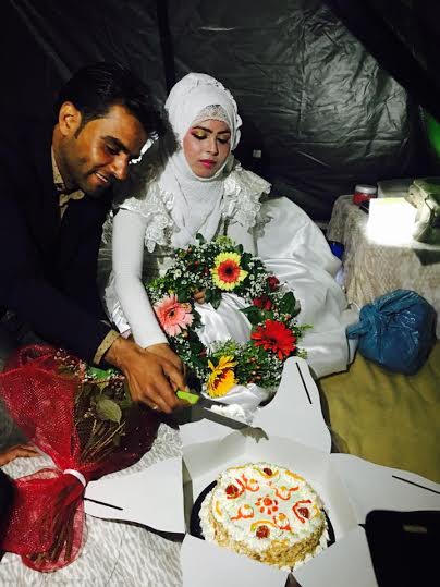 Young Syrian couple marry inside refugee camp in Idomeni, Greece (photos)