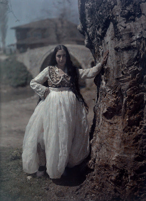 Stunning Autochrome Photos of Women Posing in Their Traditional ...