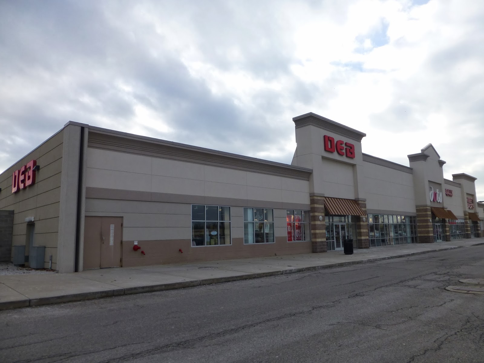 Dead and Dying retail: Mellett Mall / Canton Centre in Canton, Ohio