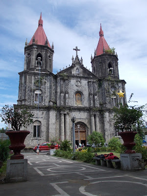 The Roomy Life: Iloilo Travelogue#10: Molo Church - the White Queen