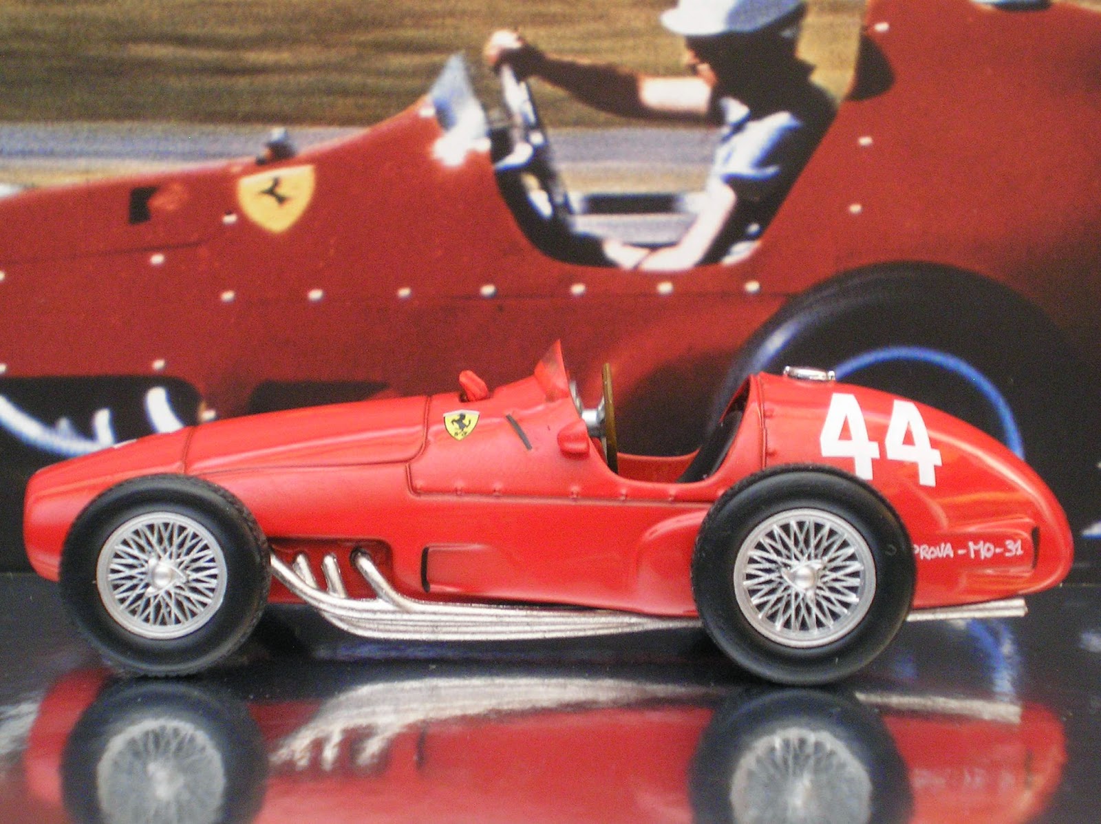 QUATRO RODINHAS: Ferrari 625 F1 - Maurice Trintignant (1955)