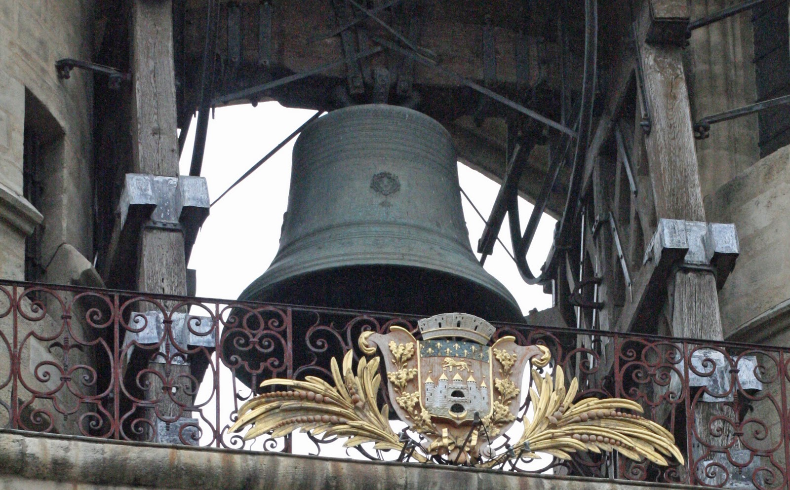 The Grosse Cloche clock and its solar equation dial - Invisible Bordeaux