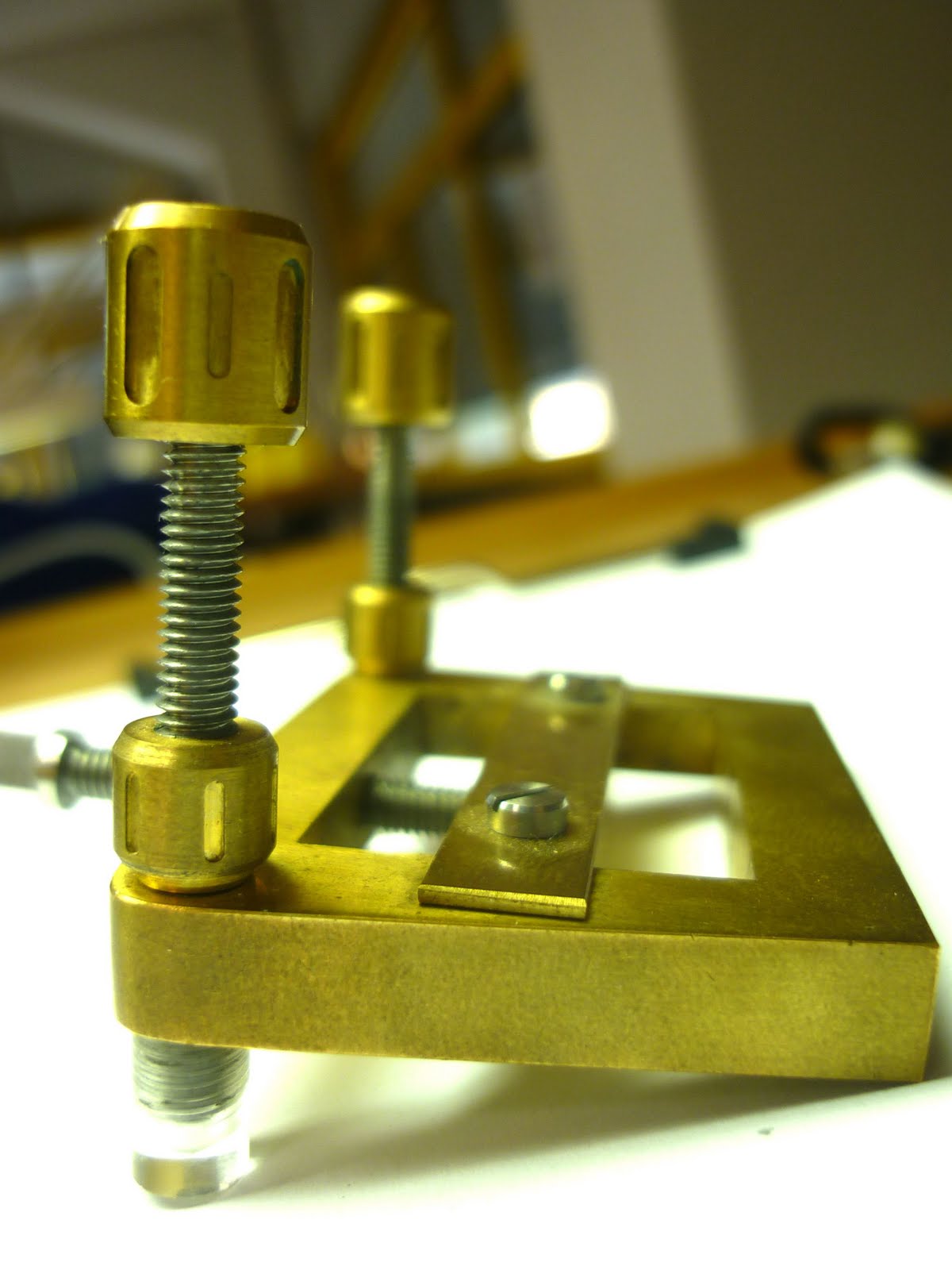 K&H Watchmaking Competence Centre: The screw polisher ...