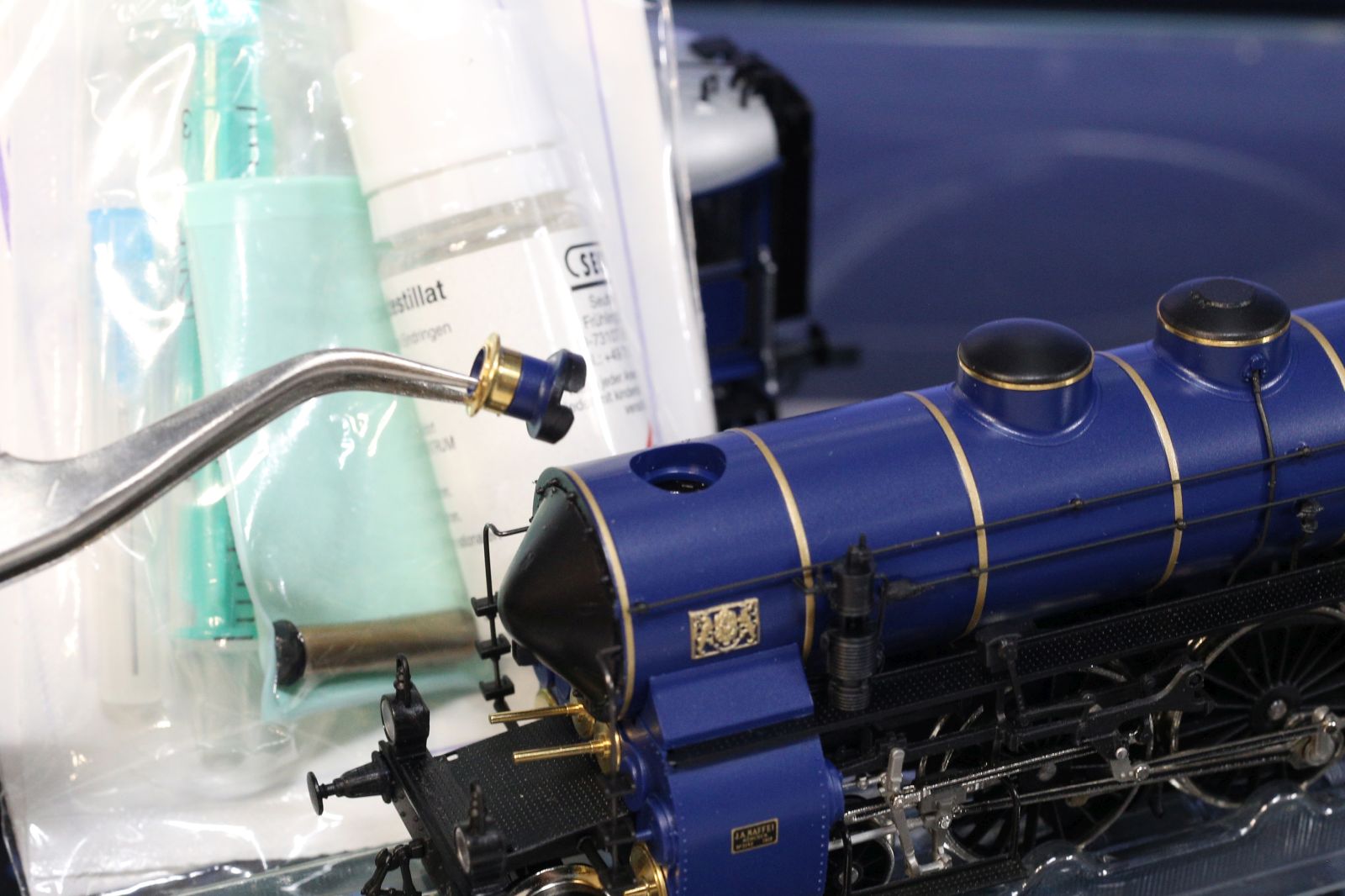 煙突を引っこ抜く、写真はピンセットでつかんでいるけど傷がつくので手で引っこ抜いた。