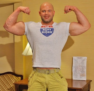 world bodybuilders pictures: english bodybuilder Jack showing biceps