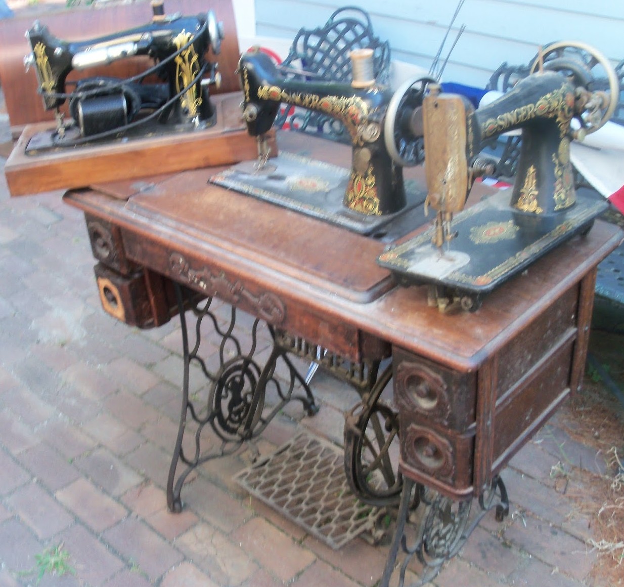 Quilters' Quarters: Vintage and Antique Sewing Machines