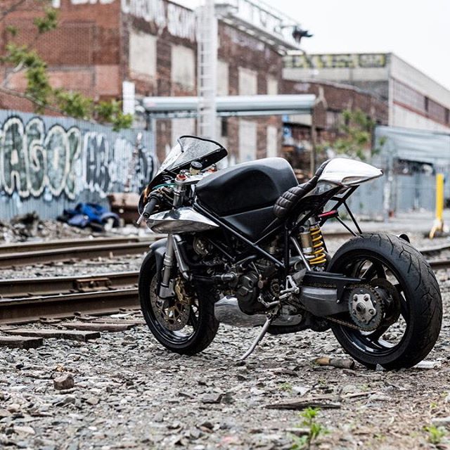 BLACK CAT garage : Ducati 748 Cafe Racer - Tim harney Motorcycles