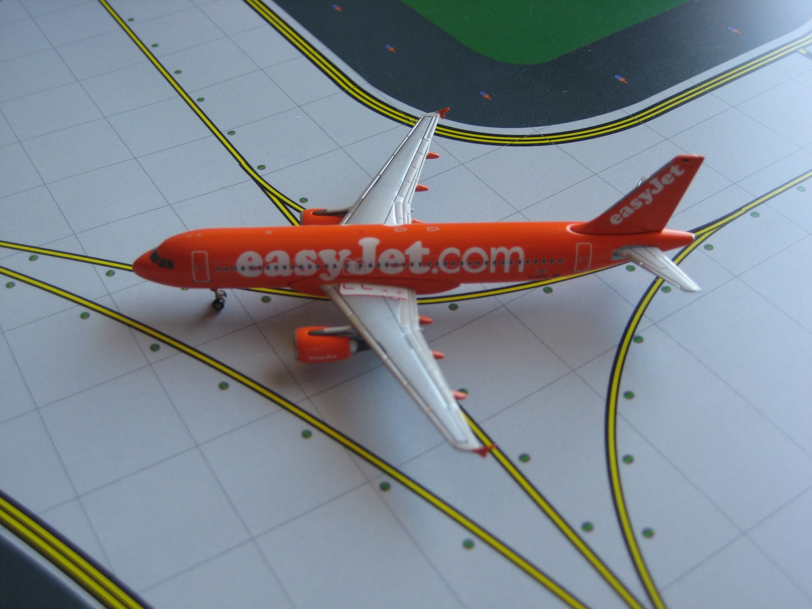 Miniature planes: A320 EASYJET G-EZUI