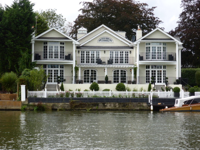 A Floating Life For Me: Posh houses and a hitch-hiker