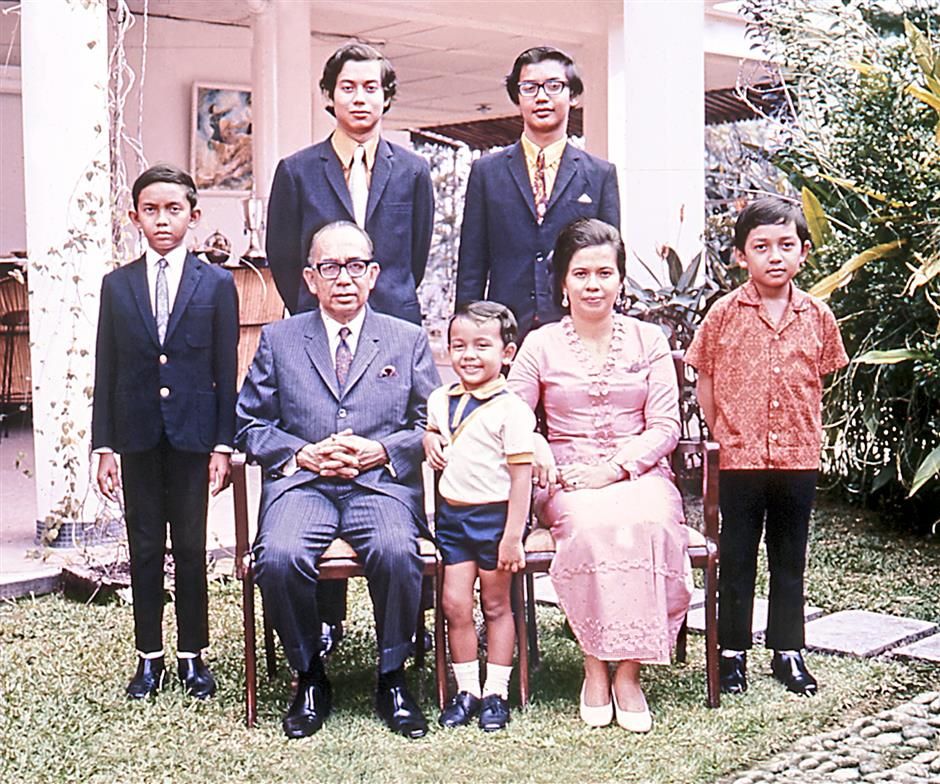 steadyaku47: ANAK TUN RAZAK AND TOH PUAN RAHAH, BROTHER TO NAZIR ...
