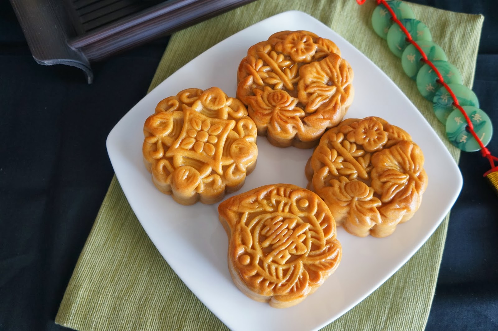 Gourmet by Kat: Lotus seed Moon cakes (Banh Trung Thu nhan hat sen)