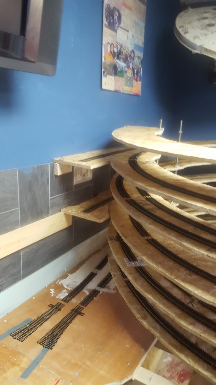 Lewis Lake Model Railroad: HO Helix Construction