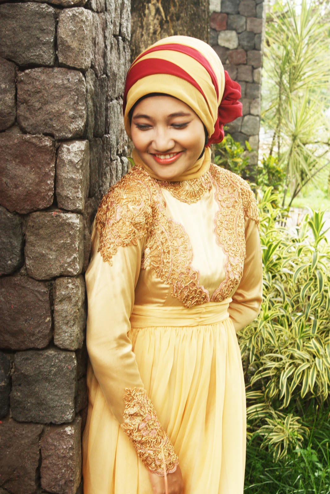 The Art Of Fashion: Plunging Neckline For Moslem Kebaya