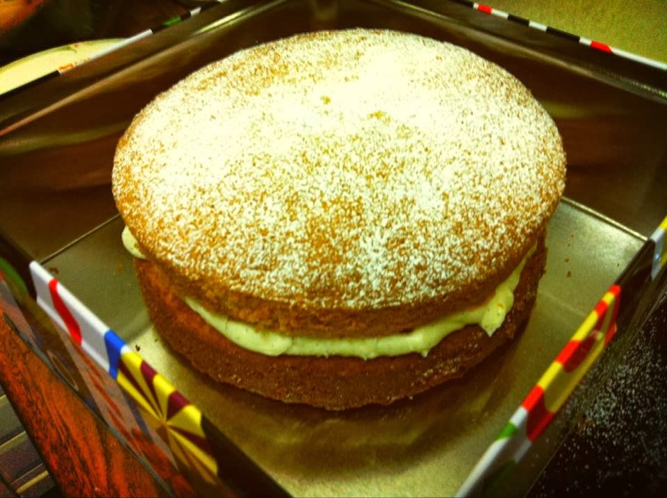 Little Welsh House: Mum's easy sponge cake - big traybake