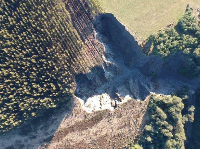 Aparecen 2 socavones gigantes que amenaza en destruir un camino que une ...