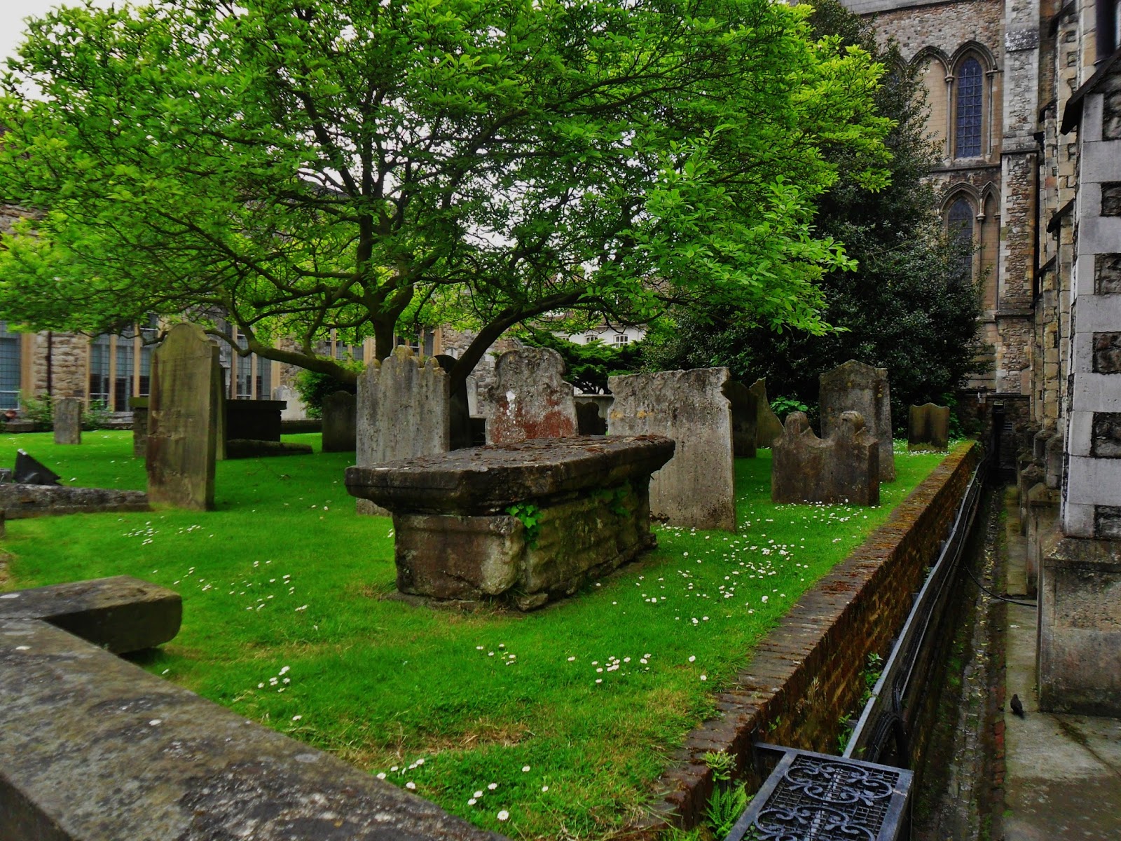 Goffniks Gruesome Graveyard Guide: Rochester Cathedral Graveyard ...