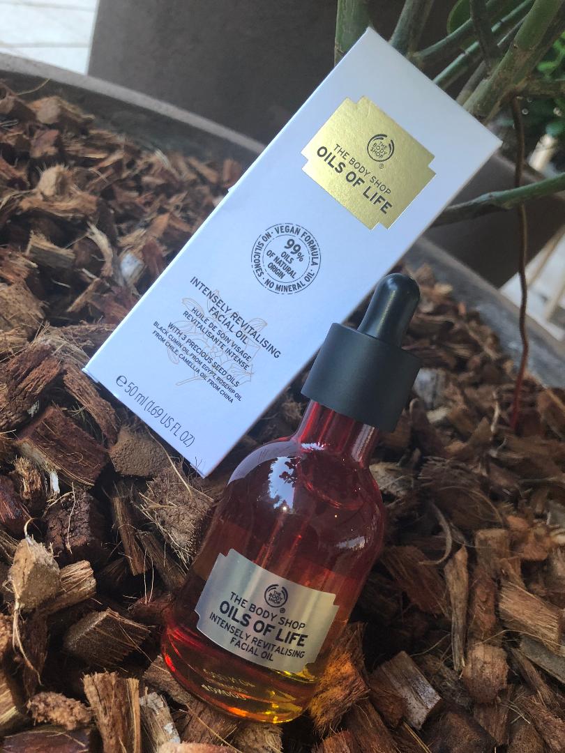 Óleo Facial Revitalizante Intensivo Oils Of Life da The Body Shop.