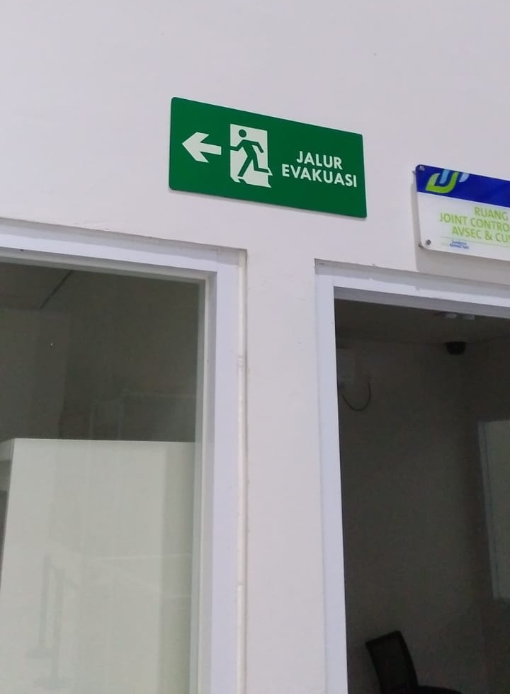 Signage Jalur Evakuasi di Bandara Baru Ahmad Yani Semarang